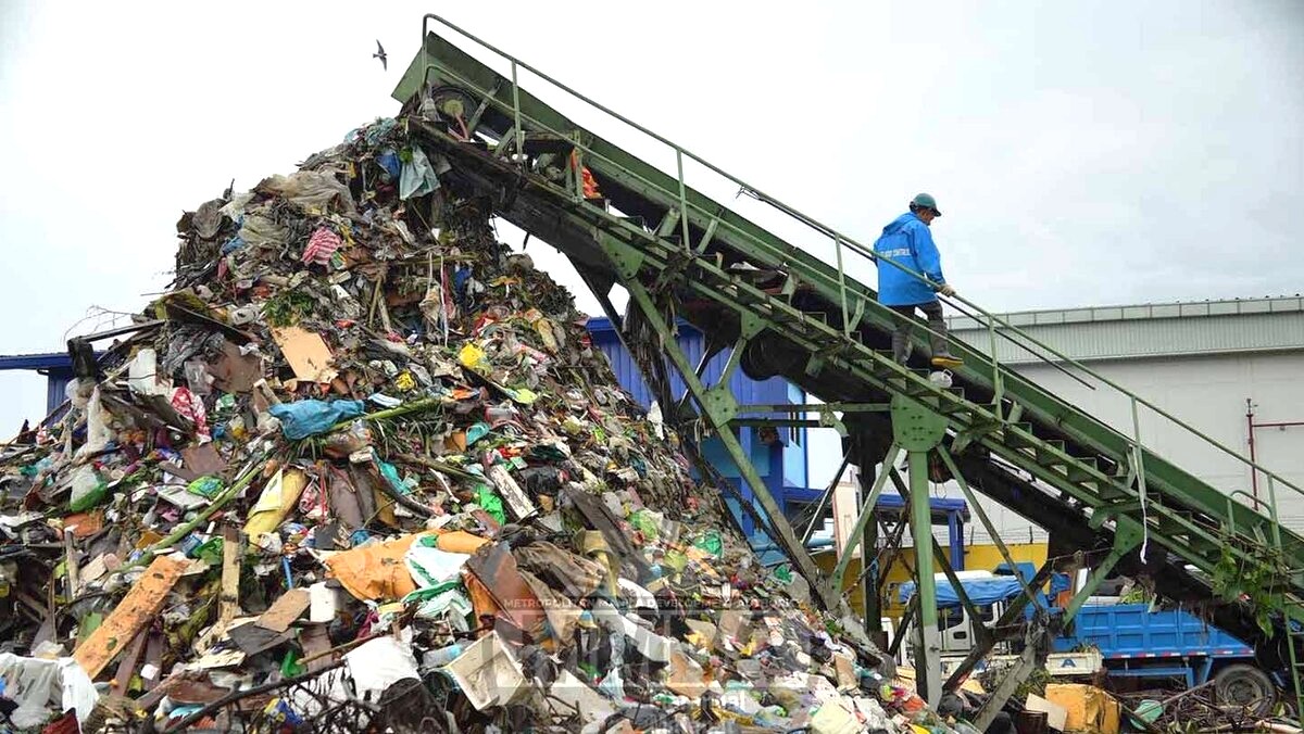 Sofa, Refrigerator, and Other Trash Found Clogging Pumping Stations: MMDA