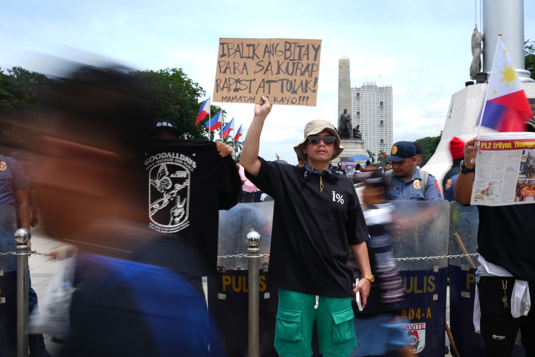 LOOK: Nearly 50,000 Turn Out for Luneta Protest Against Corruption