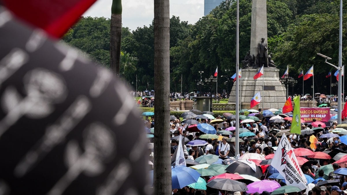 LOOK: Nearly 50,000 Turn Out for Luneta Protest Against Corruption