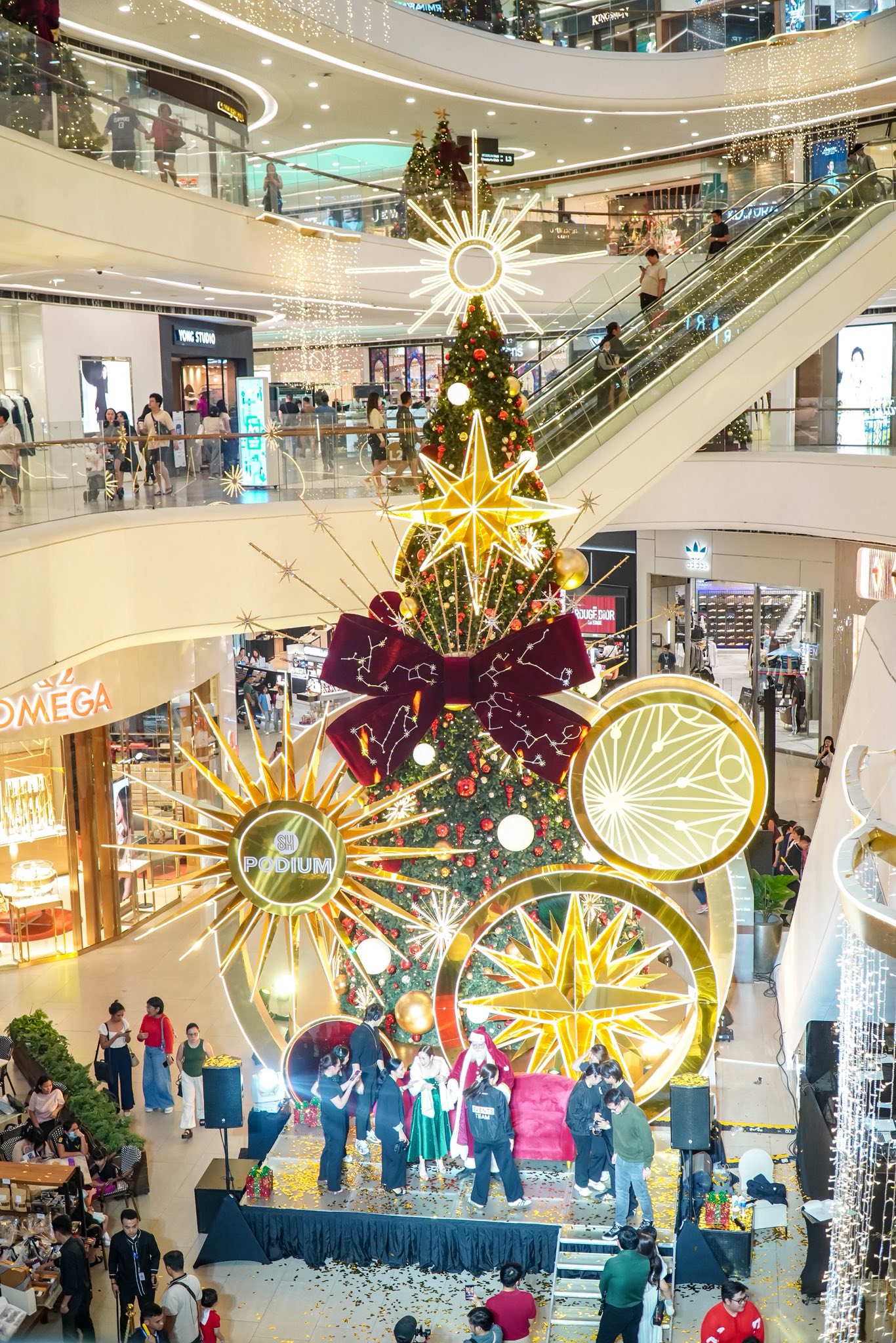 10 Gorgeous Christmas Trees in Metro Manila Malls Worth the Visit