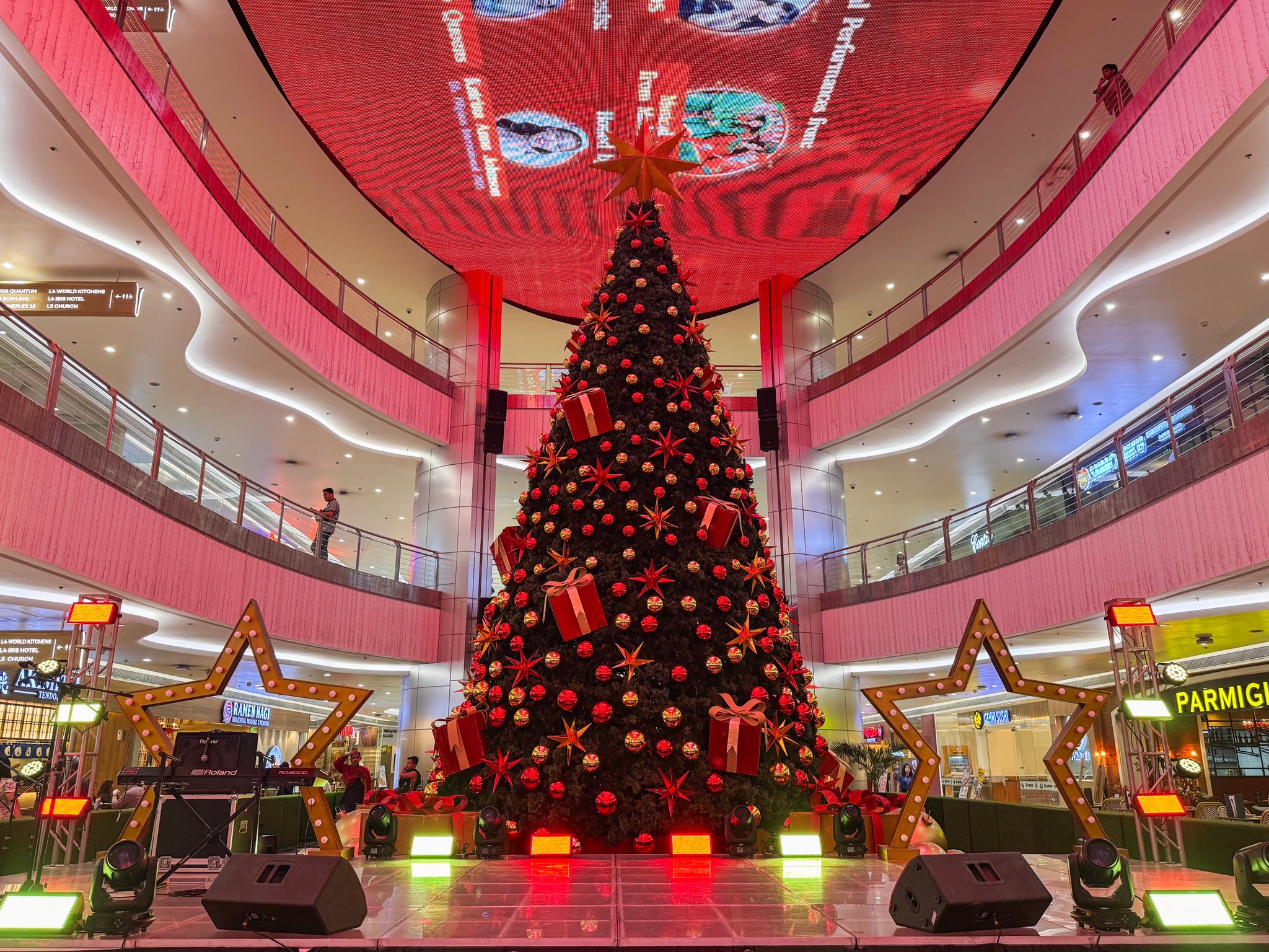 10 Gorgeous Christmas Trees in Metro Manila Malls Worth the Visit